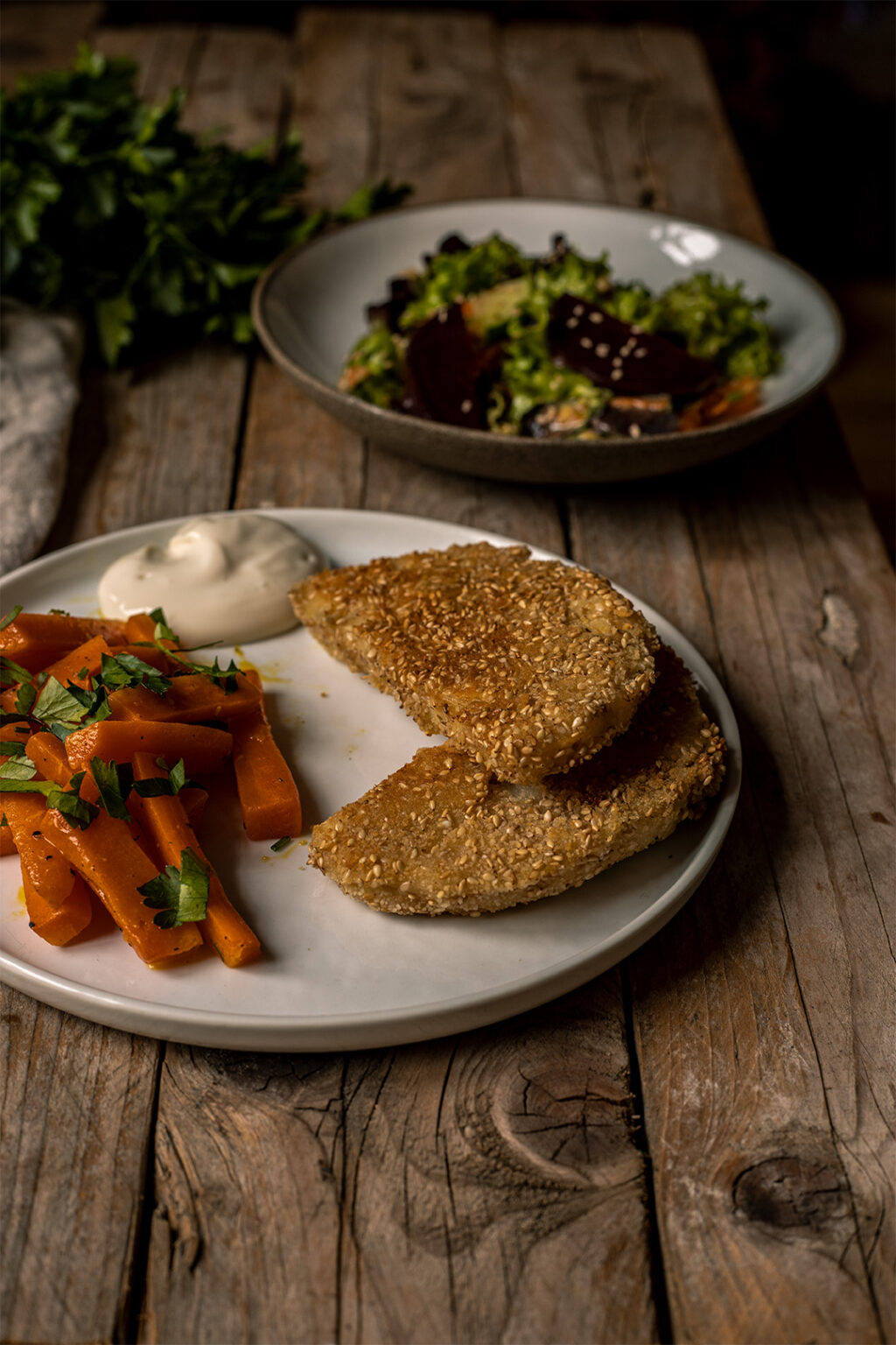 Sellerieschnitzel mit Orangemöhren und frischem Salat - VeganMom